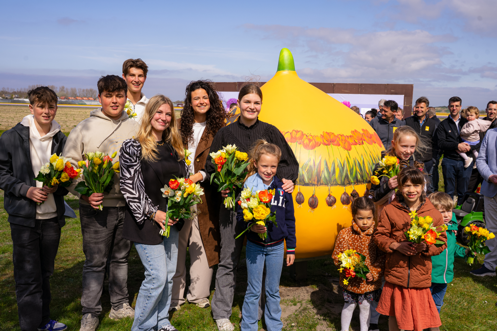 Giant Tulip Bulb “Family & Friends” Unveiled by Fifth Generation of JUB Holland | JUB Holland