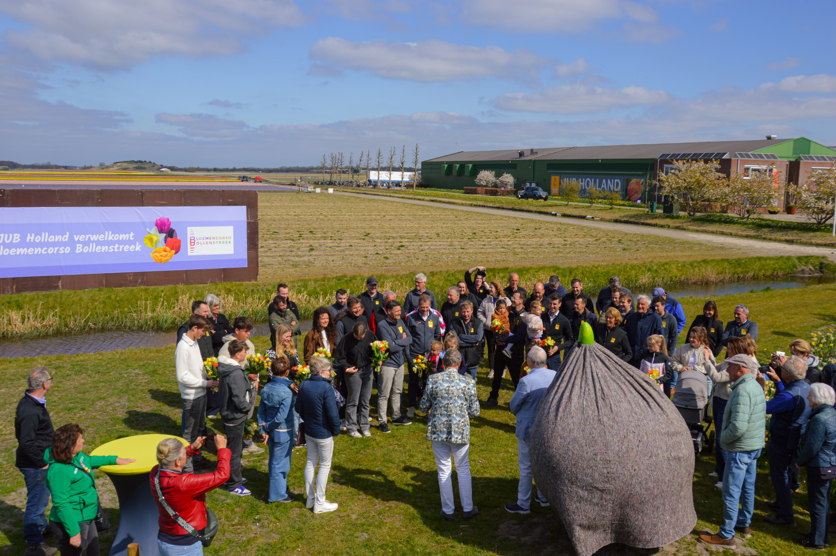 Giant Tulip Bulb “Family & Friends” Unveiled by Fifth Generation of JUB Holland | JUB Holland